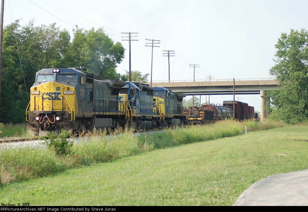 CSX 7371,8419,35 Q525 works the south end of Memphis Junction